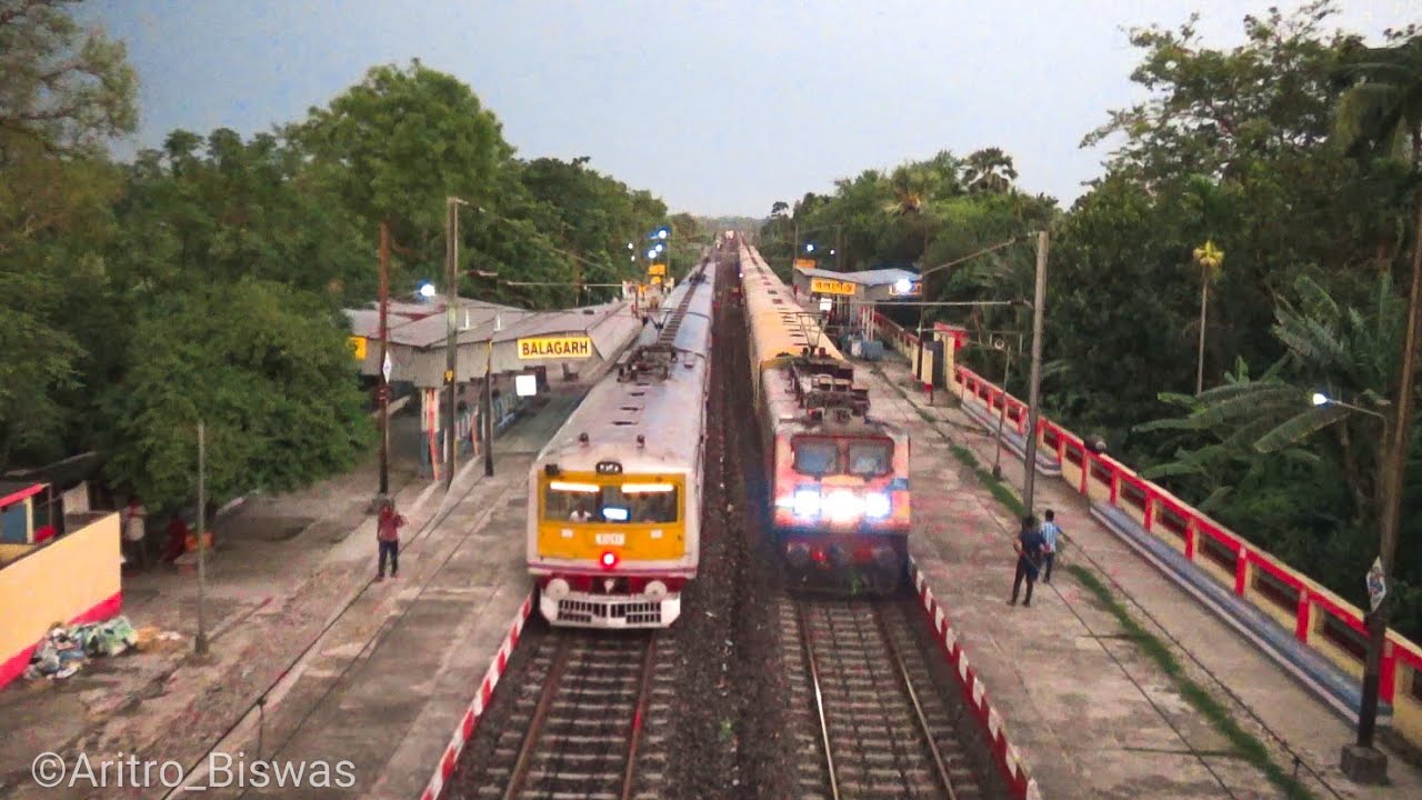Sealdah local perfect timing crossing with Azimganj Express special ...