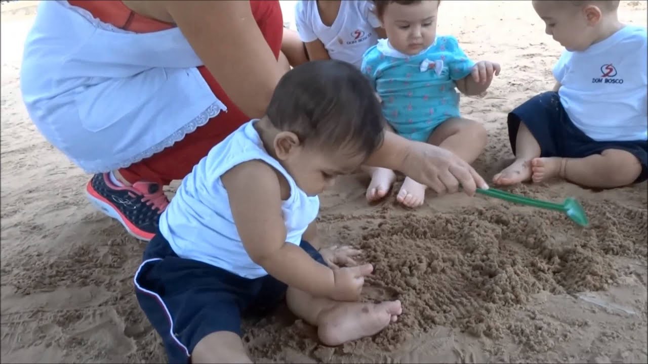 Bebês explorando a areia do parque. - YouTube