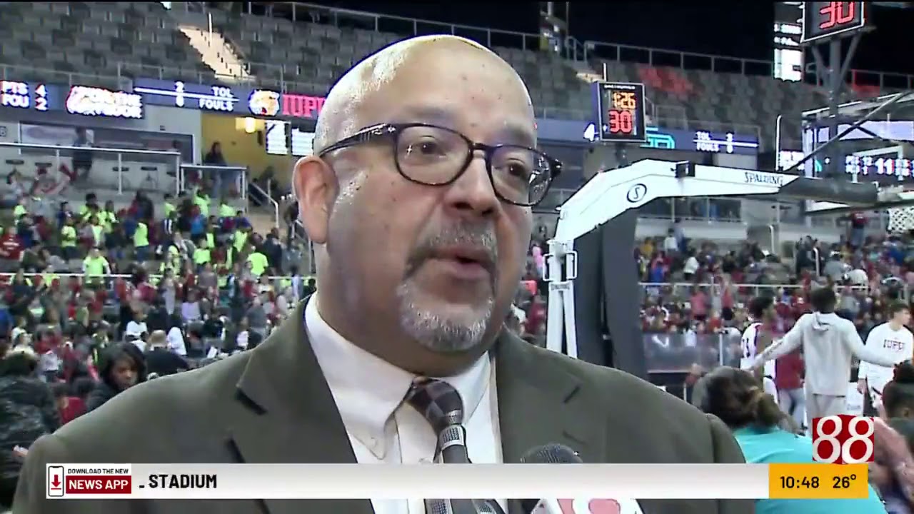 Anthony Calhoun helps celebrate student readers - YouTube