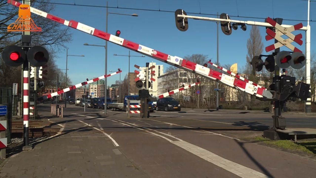 DUTCH RAILROAD CROSSING - Helmond - Kanaaldijk Zuid West - YouTube