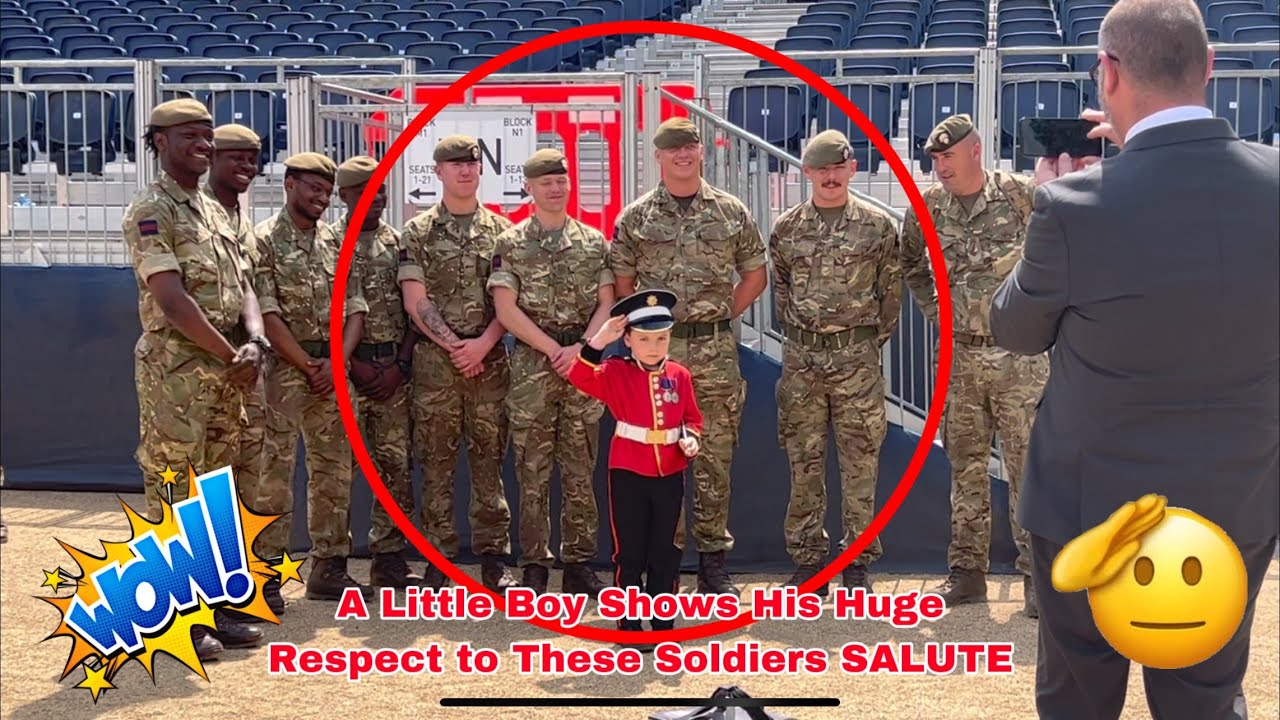 Sweet Little Boy Dressed As King’s guard has a great time chatting with ...