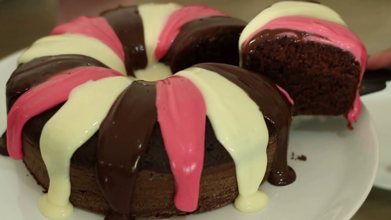 BOLO DE CHOCOLATE FEITO A MÃO | BOLO NAPOLITANO | KAREN MUNHOZ - YouTube