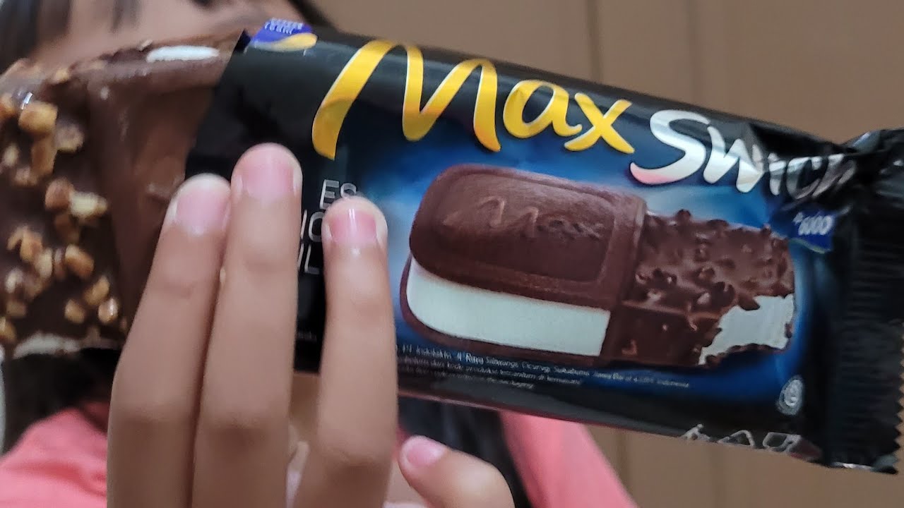 REVIEW MAKANAN | INDOFOOD ICE CREAM MAXSWICH | INDONESIA - YouTube