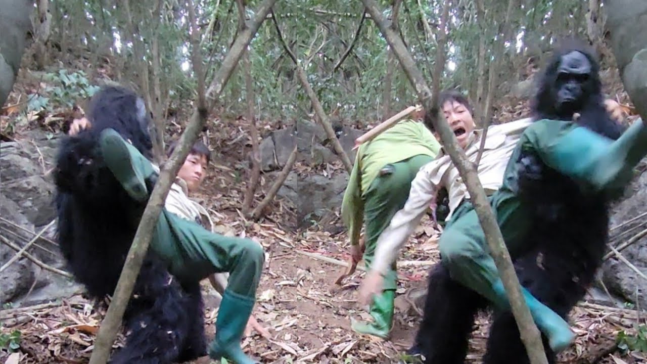 video full A hunter finds a monster trying to capture a girl and pull ...