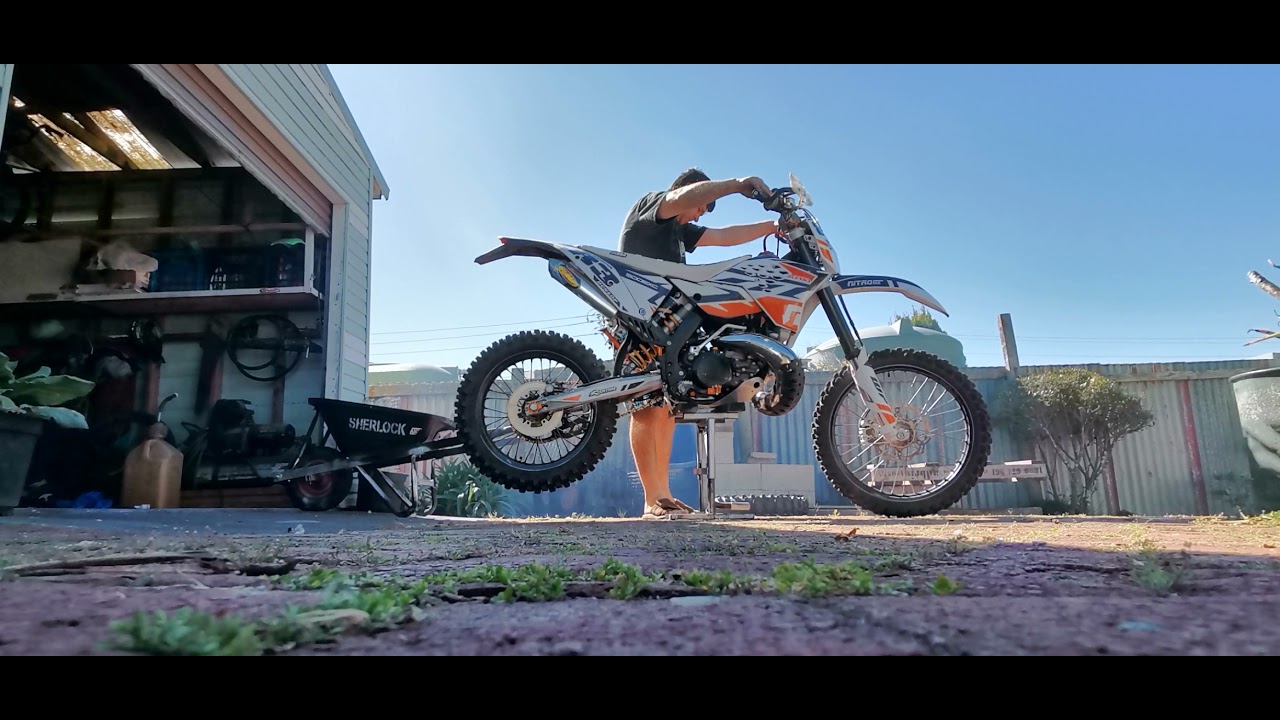 KTM 300 EXC 2008 cold start - YouTube