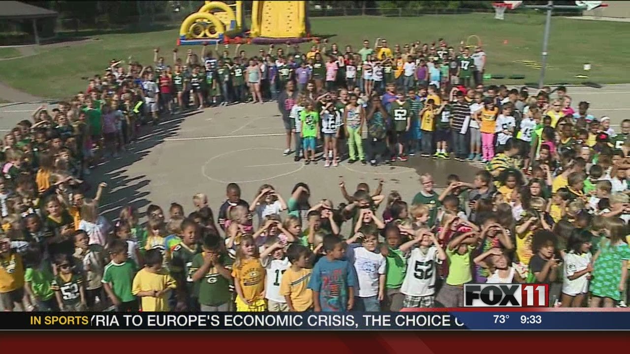 STUDENTS PLAY FOOTBALL FOR NFL'S PLAY 60 PROGRAM - YouTube