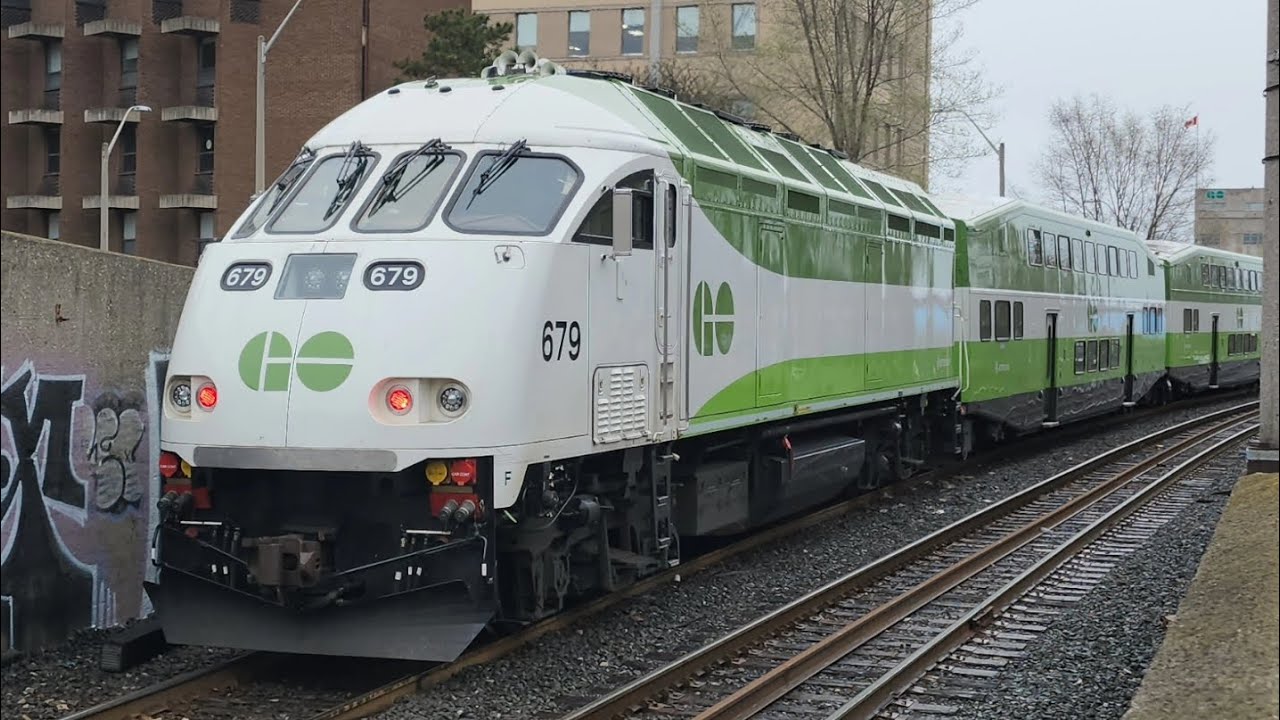 (10 Cars!) GO 1877 (Hamilton Express) - 375 With 679 Pulling Into ...