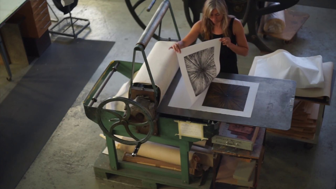 Collagraph inking and pressing in printmaking workshop - YouTube