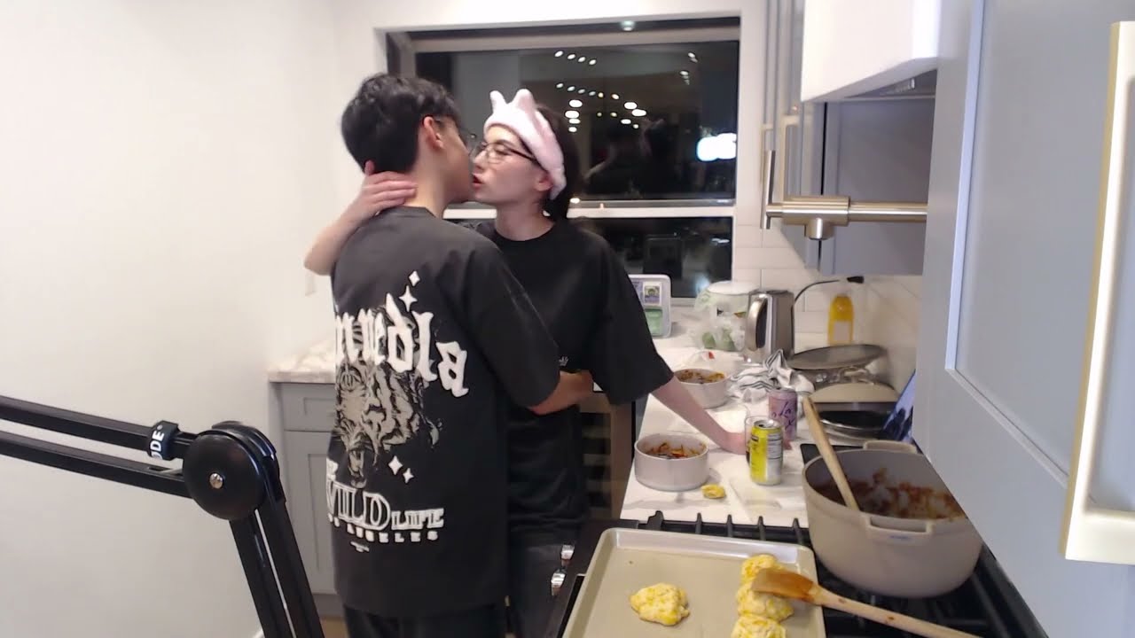 TenZ and Kyedae on Cook Stream FLASHING my Eyes - YouTube