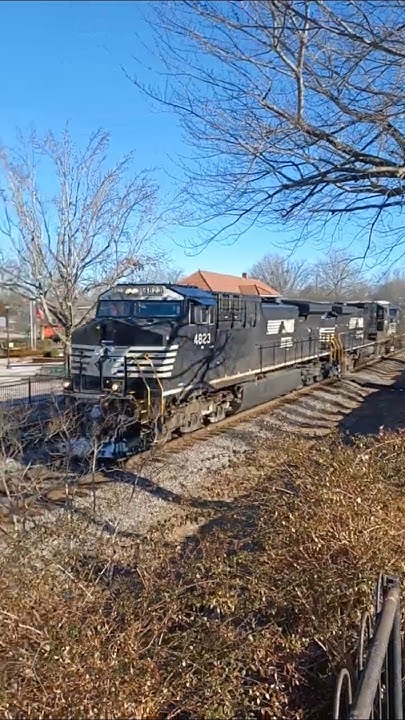 High Speed TRIO "Blasting thru downtown" Norfolk Southern #4823 - #27a @rider22 - YouTube