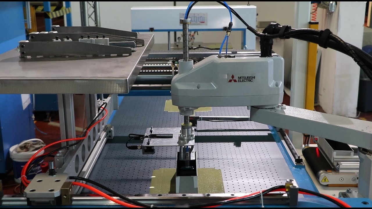 DB5 - Robot per movimentazione e incollaggio scatole rigide - YouTube