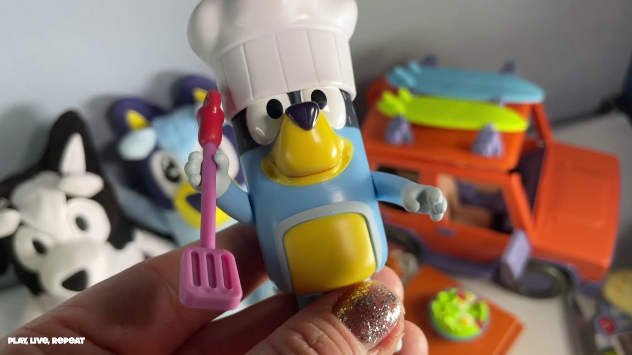 BLUEY BBQ Playset w/Bandit, Salad, Barbecue, Picnic Table Unboxing ...