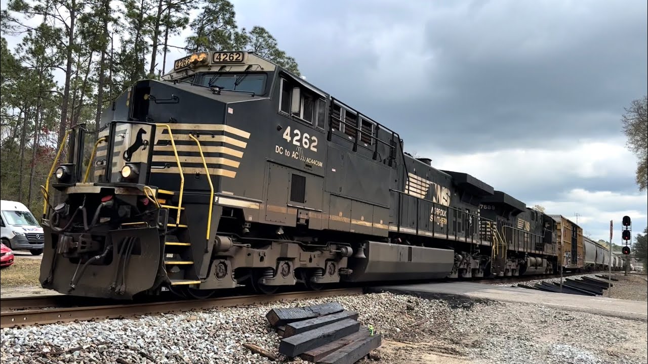 Norfolk Southern AC44C6M 4262 Leads NS 330 at Crawford, FL - YouTube