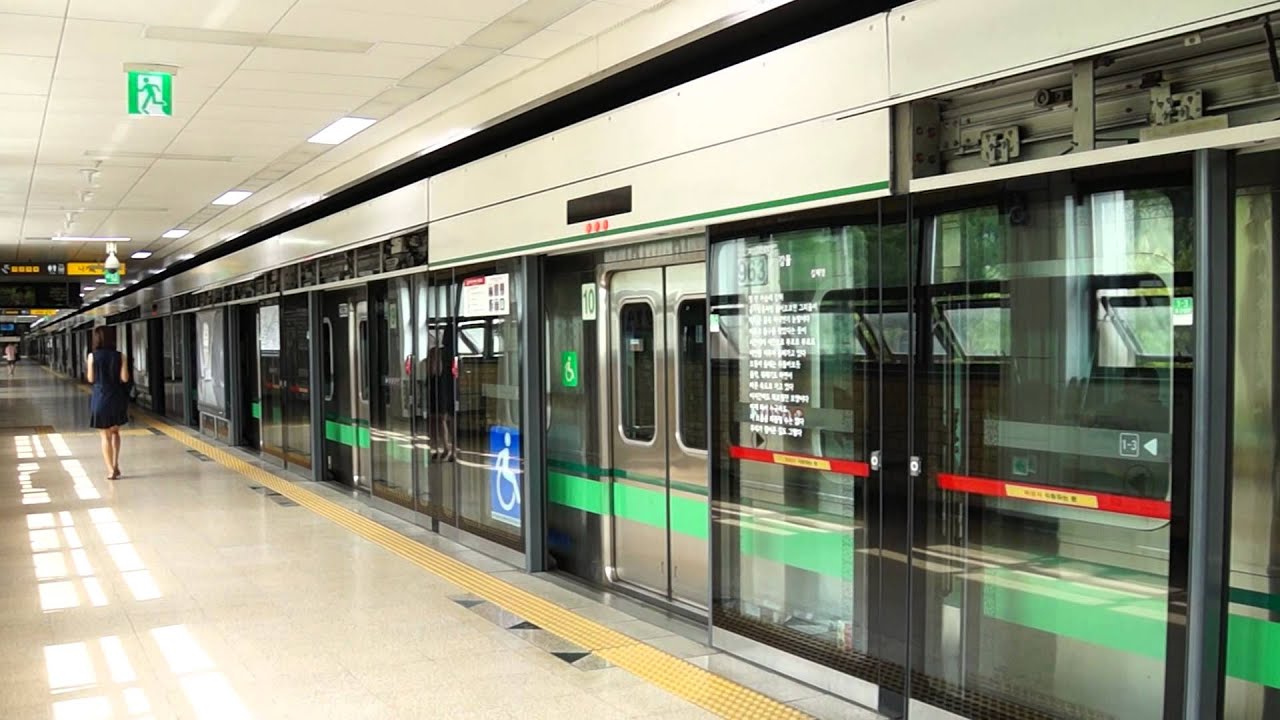 Seoul Metro Line 2 train at Hanyang University - YouTube