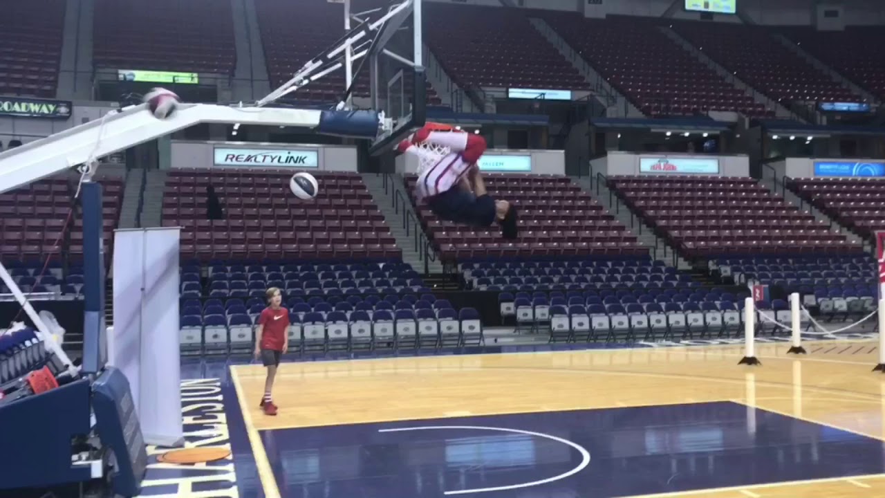 Noah Cutler goes off with the Harlem Globetrotters - YouTube
