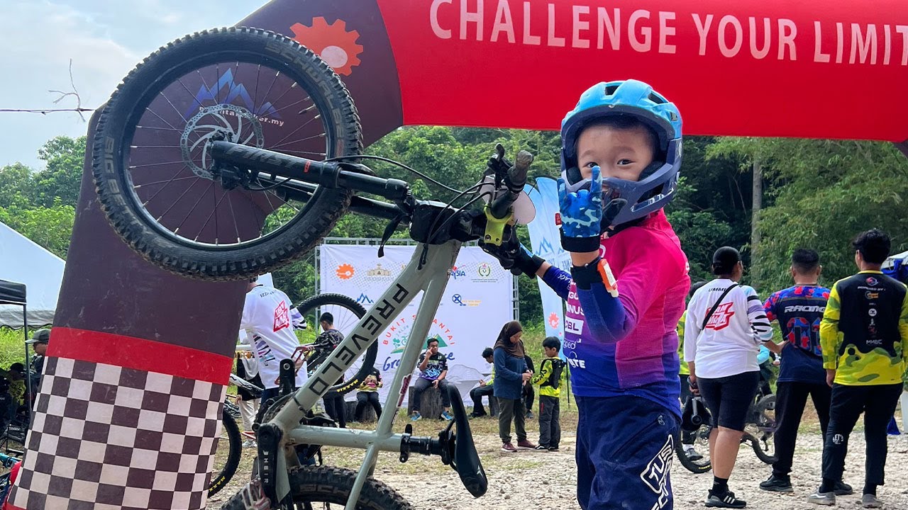Zing’s First Downhill Race | Gravity Race 2025 – Super Junior Category U10 - YouTube