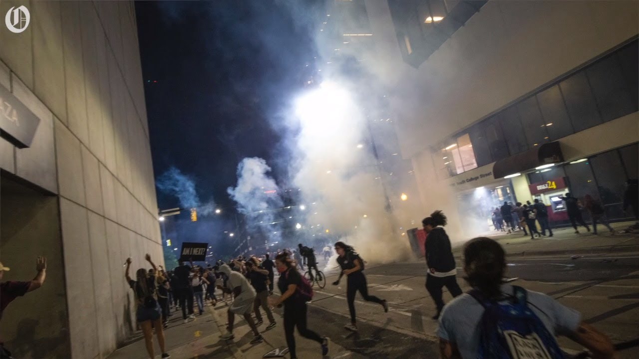 'We're trapped' police surround protesters on 4th Street - YouTube