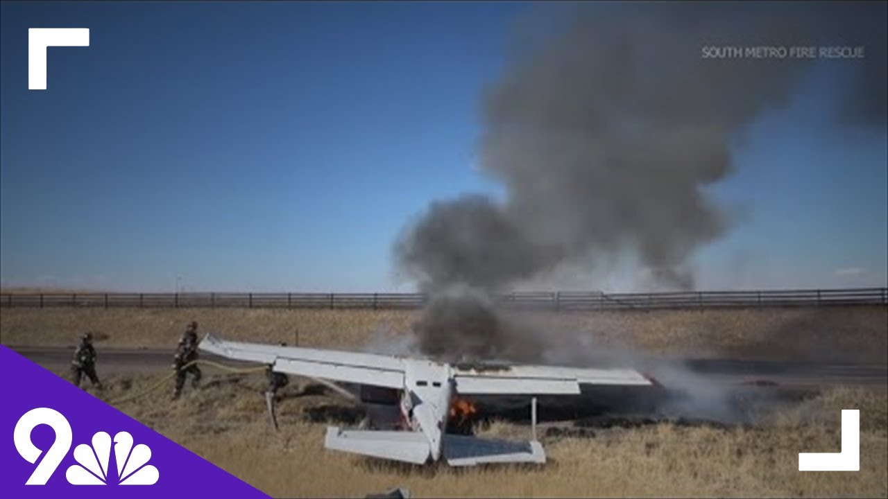 RAW: Small plane crashes on E-470 near Centennial airport - YouTube