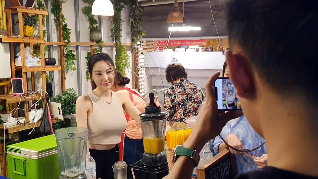 Beautiful Girl Smoothie seller at Jodd fairs - Thai street food - YouTube