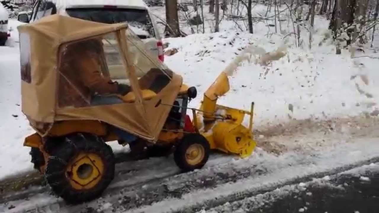 Snowthrowing with an Allis Chalmers Big Ten with cab - YouTube