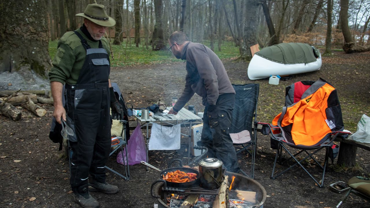 How to sleep in a canoe. Camping with the large sea canoes. - YouTube