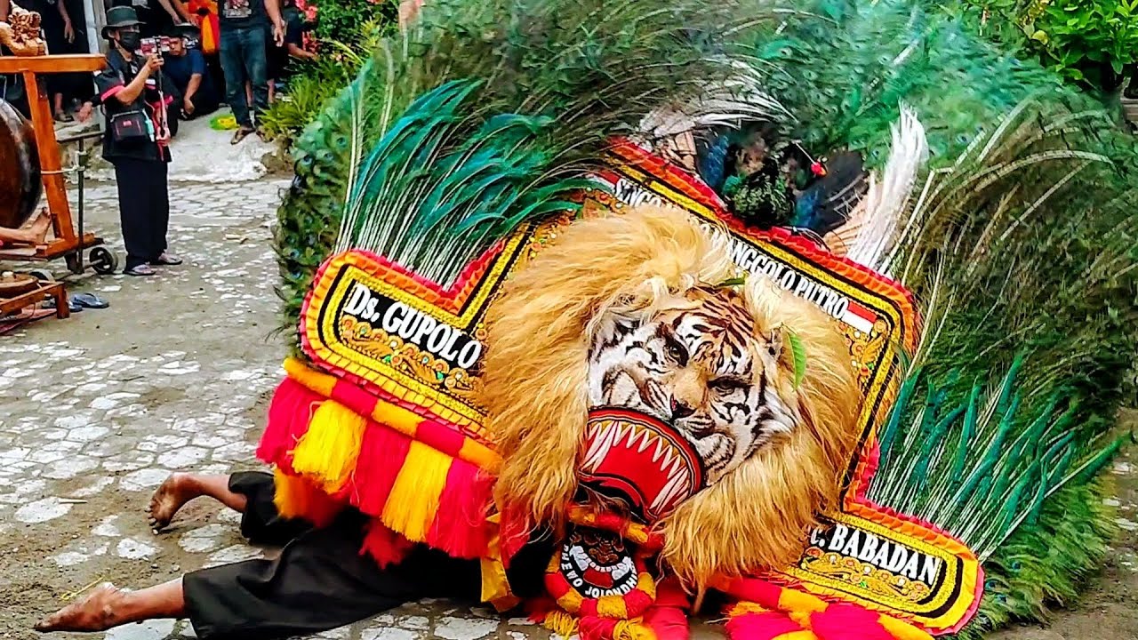 ATRAKSI REOG PONOROGO DADAK MERAK JUMBO BIKIN HOREG - YouTube