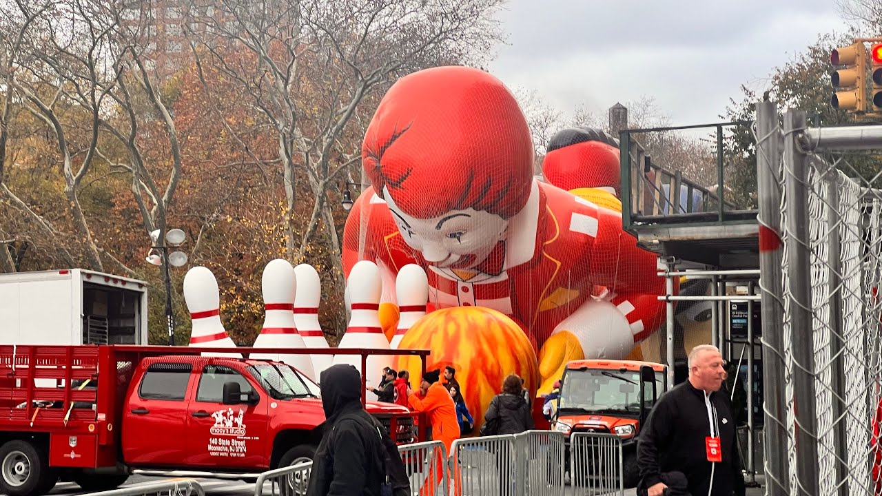 Thanksgiving Day Parade Balloon 🎈 inflation (balloon Set Up 2023) - YouTube