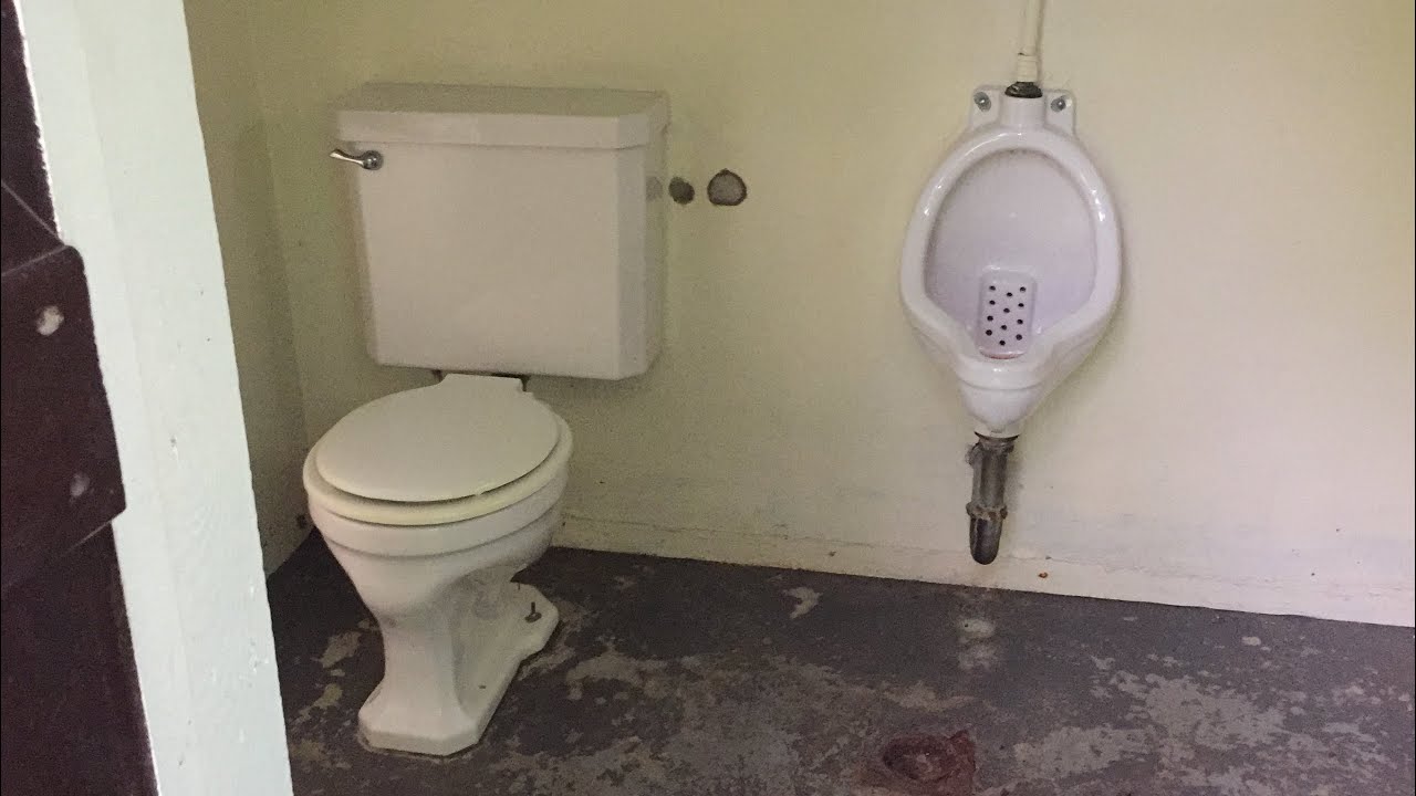 [670] Old park restroom with 1950's Washdown toilets! - YouTube