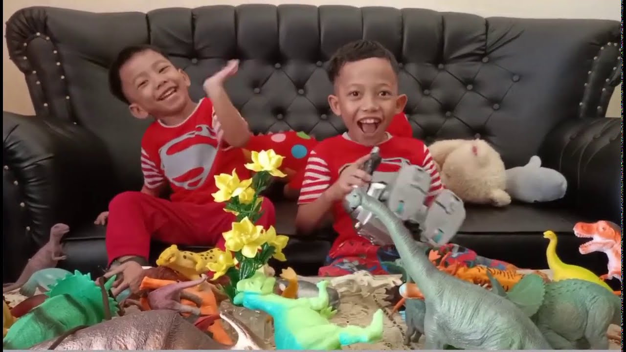 Bermain Dinosaurus kesukaan Daniel Deren - YouTube