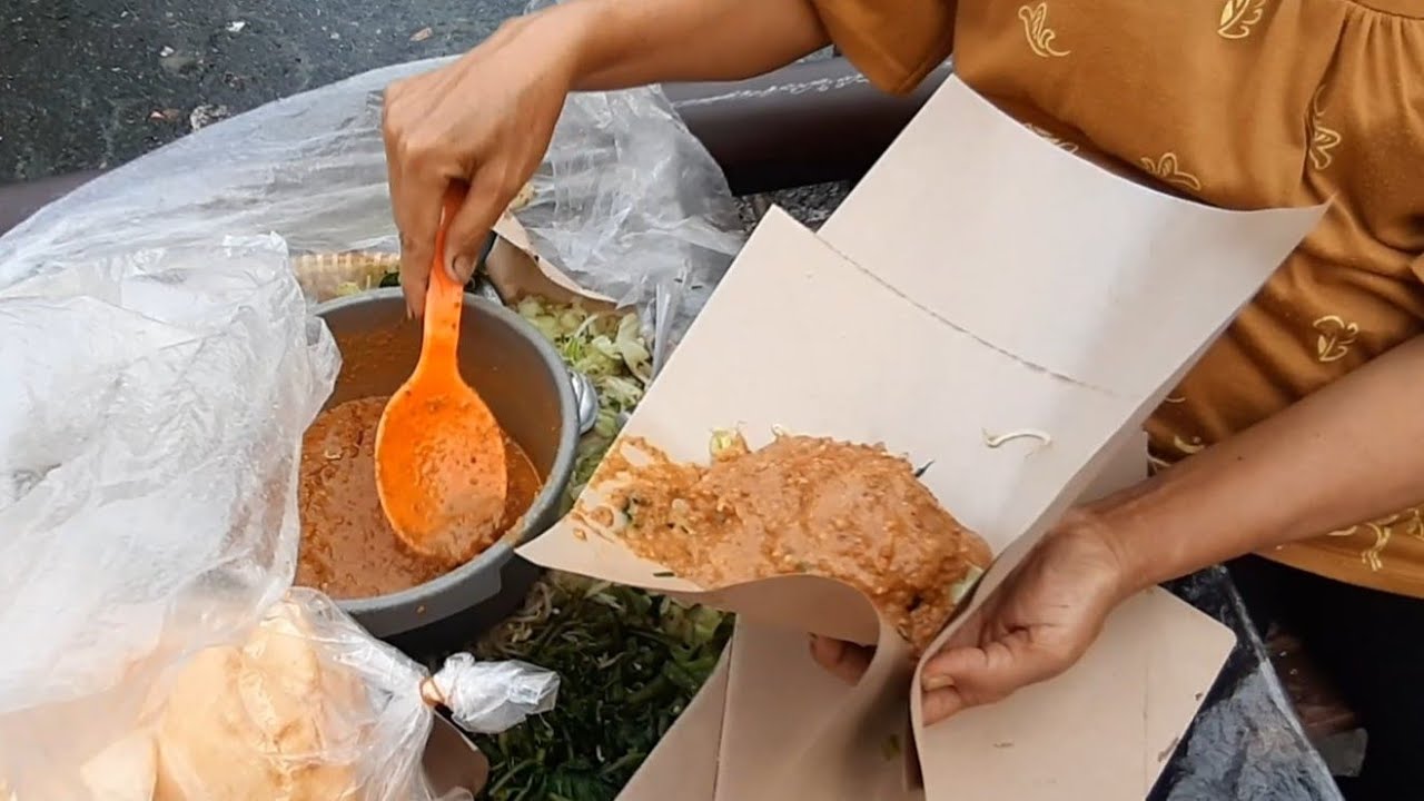 BUMBUNYA MEDOK !! JUALANNYA DI PINGGIR KALI- INDONESIAN STREET FOOD ...