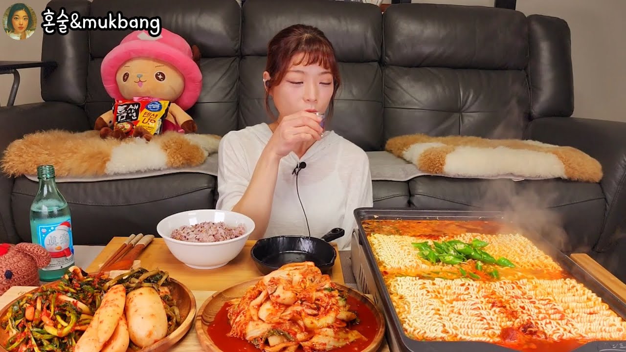 [MUKBANG] 밥도둑 엄마 김치 3종(겉절이, 파김치, 총각김치) ♥ 틈새라면 7봉 +밥 ft.소주 [Spicy Ramyun ...