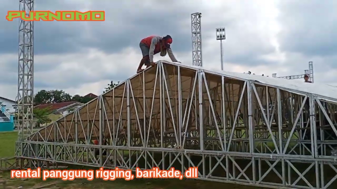 Proses memasang panggung rigging 12x10m di lapangan kridosono blora ...