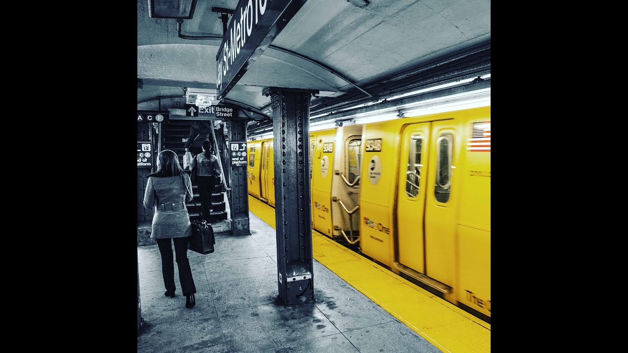 Musiker in der U-Bahn von New York singen für die Fahrgäste - YouTube