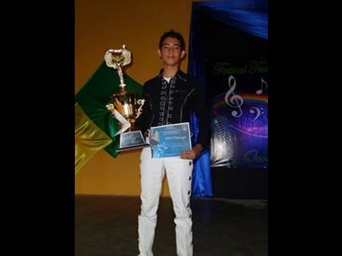Andy Erazo participando en el festival de la canción en Honduras 2013 ...
