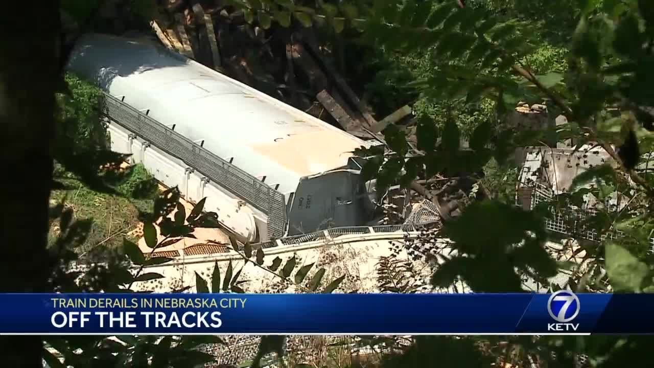 Train derails in Nebraska City - YouTube