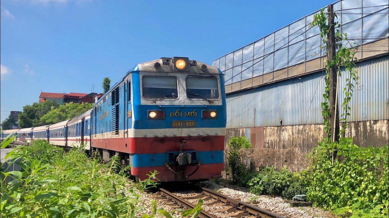 D19E-908 kéo tàu SE12 thông qua ga Văn Điển (25/7/2022) - YouTube