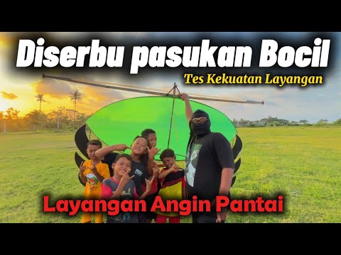BAWA LAYANGAN KEPANTAI DISERBU BOCIL BOCIL PENGEN MINTA LAYANGAN 