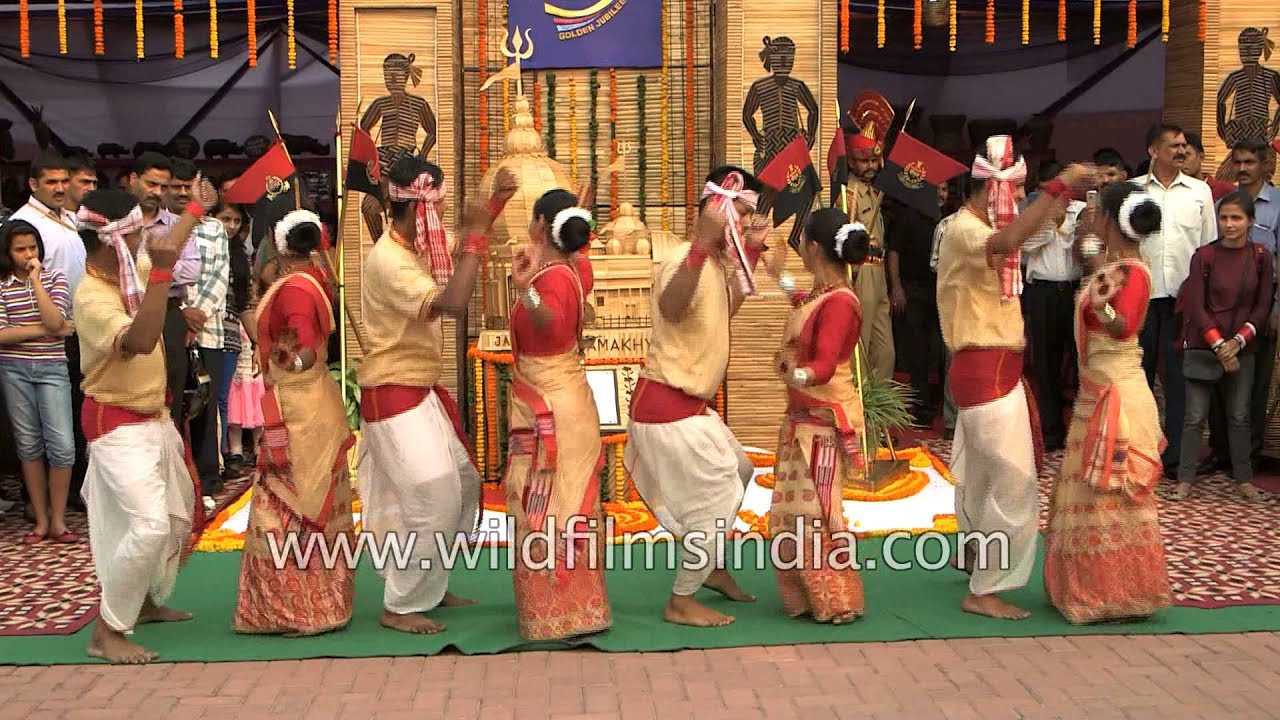 An Indian dance troupe performs Bihu dance at BSF Mela, Delhi - YouTube