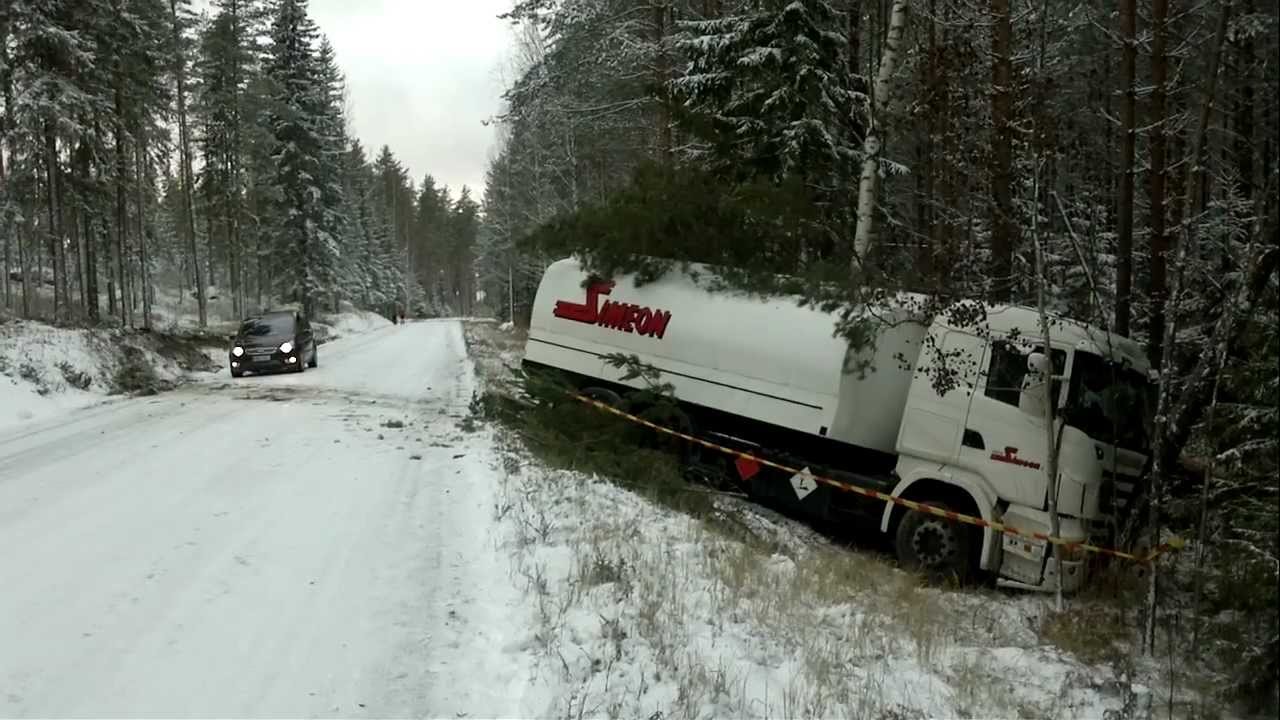 Säiliörekka ojassa Varparannalla - YouTube