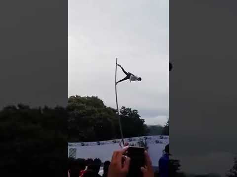 Gösteri yaparken aşağıya düşüyor güvenlik önlemi yok