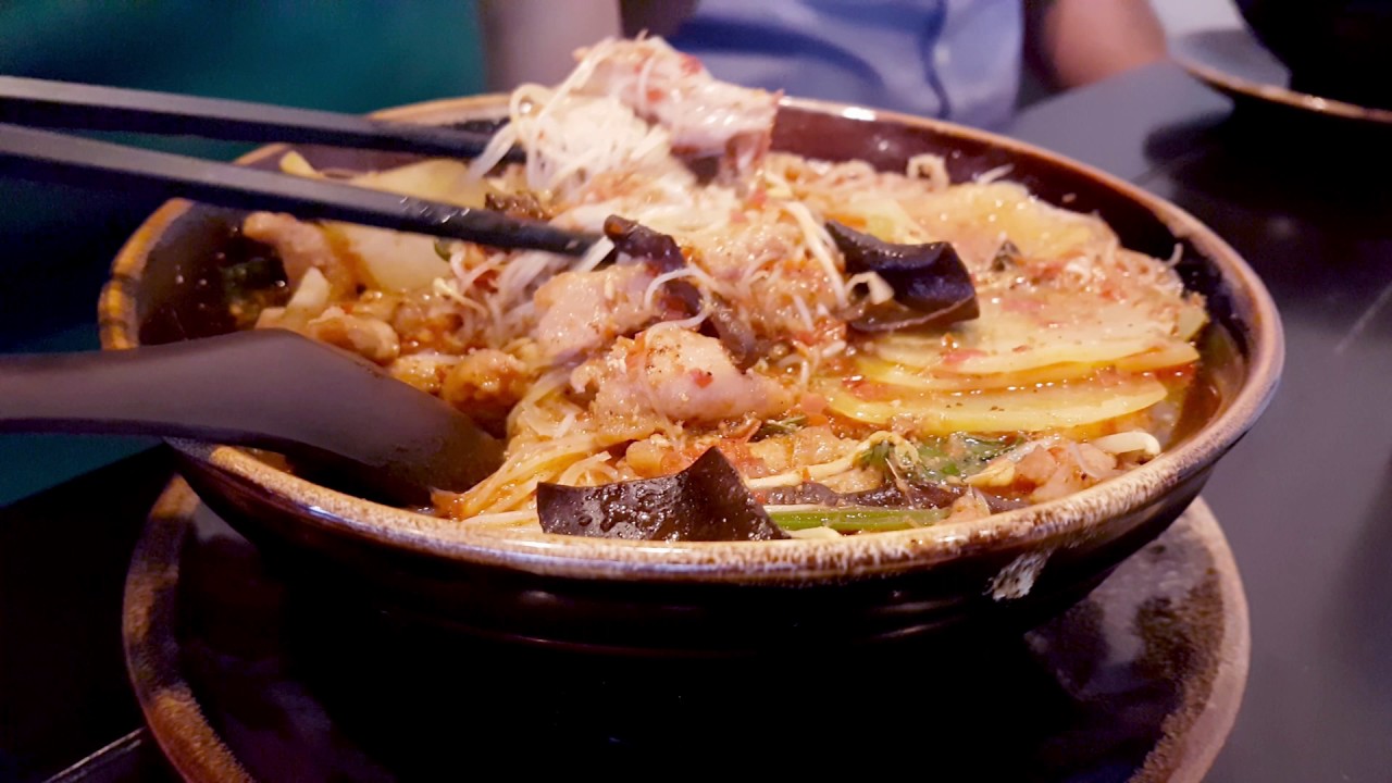 MYANMORE: Foreigners Trying Myanmar Kyay-Oh at YKKO - YouTube