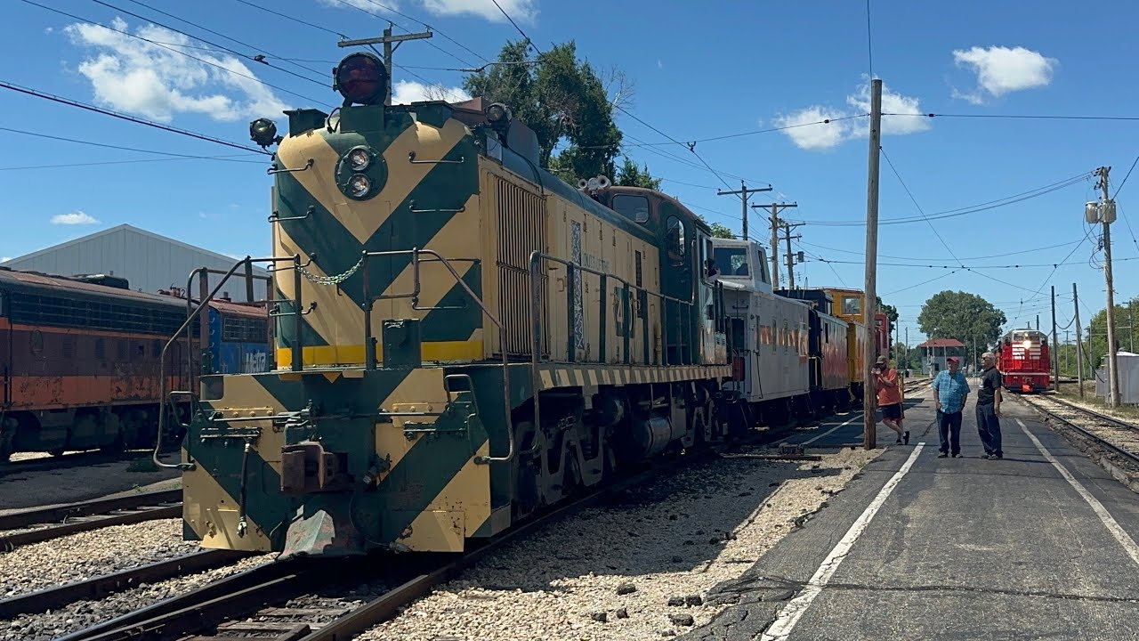 CNW 1689 RSD5 backing up the Illinois railway museum Caboose train 8/12 ...