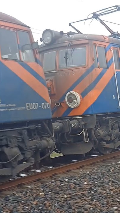 Duet Kolpremu +rp1 EU07-153 + EU07-070 z węglarkami przelot przez Myszków Mrzygłód - YouTube