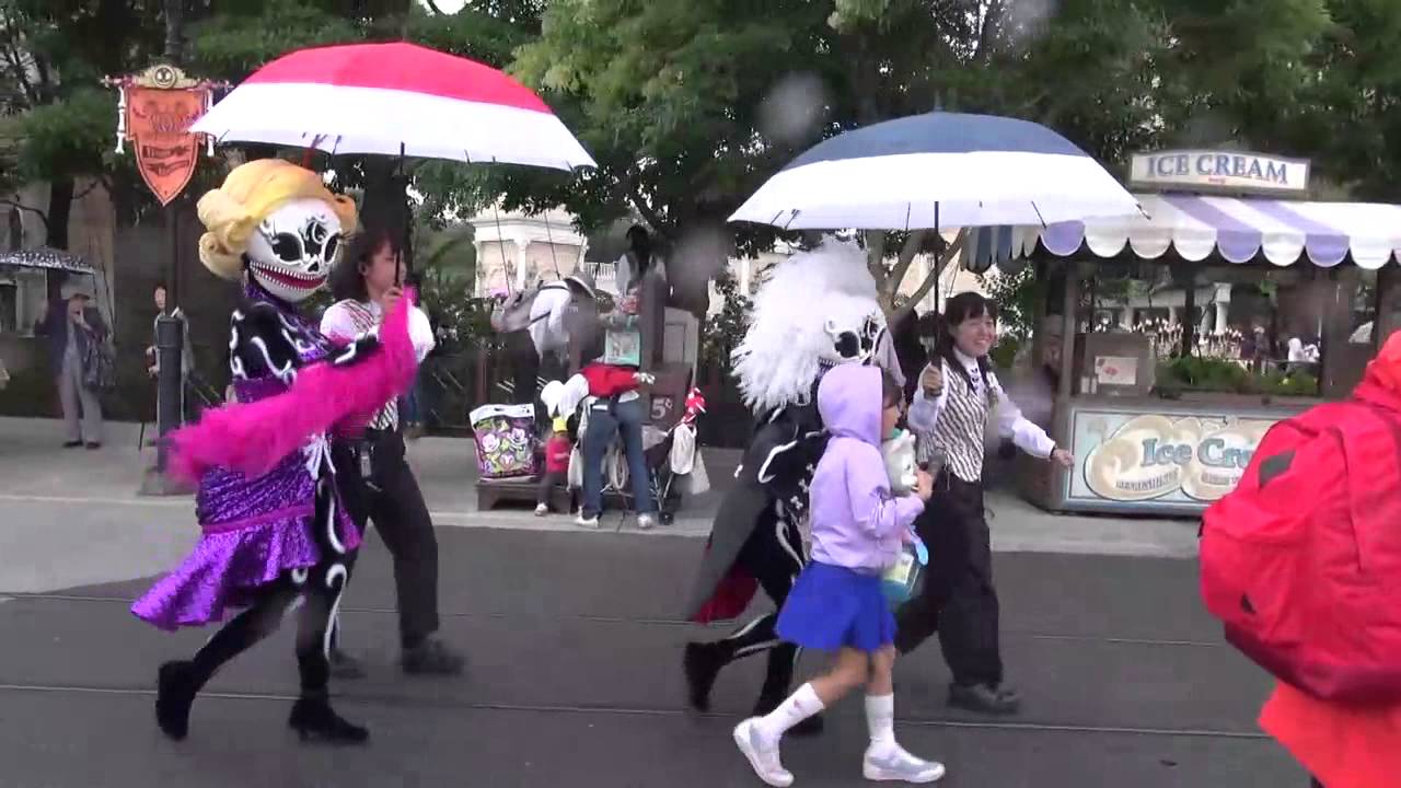 TDS Disney's HALLOWEEN Skeletons' Street Party - YouTube