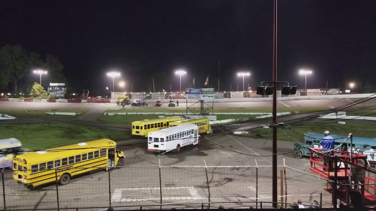 School bus figure 8 race. - YouTube