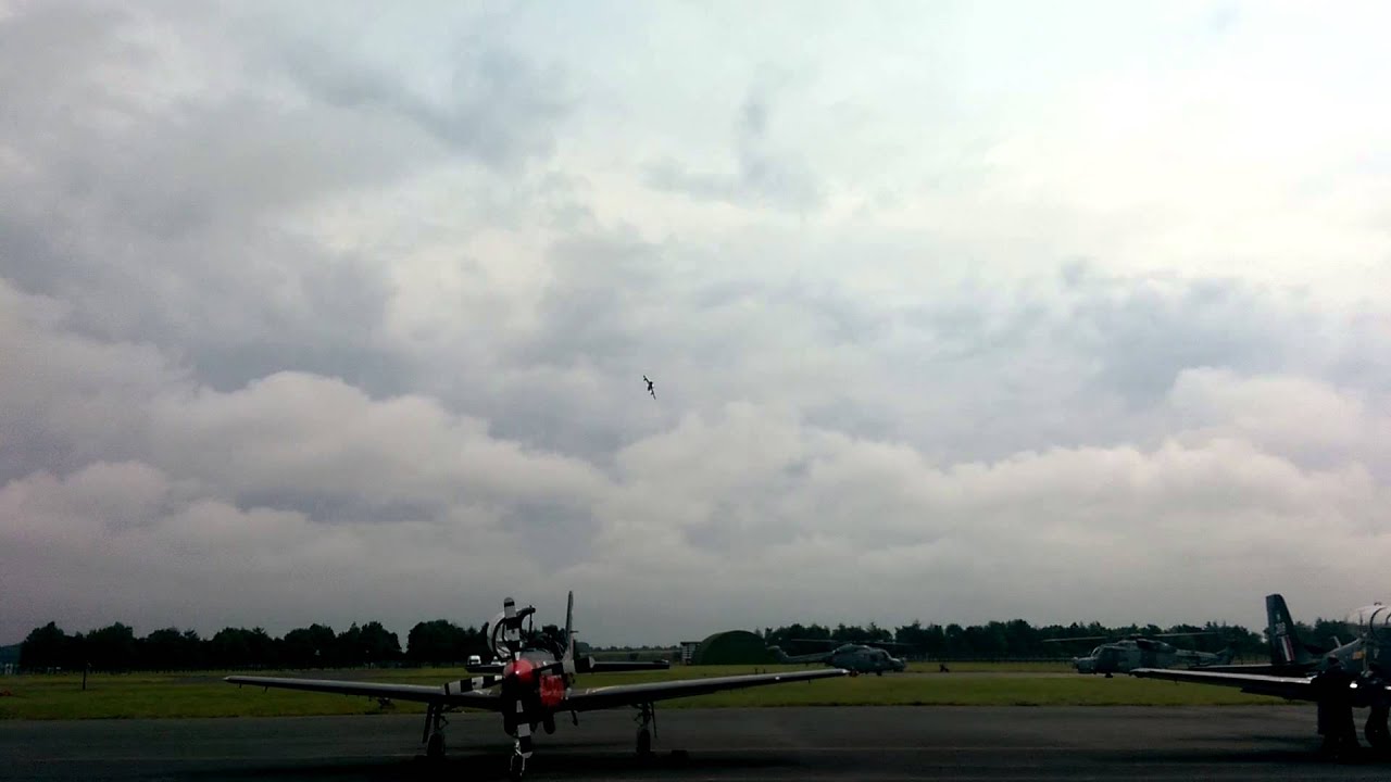 Brilliant Hawker Hunter blue note at RAF Waddington Airshow 2014 - YouTube