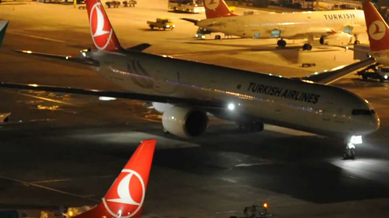 Turkish Airlines Boeing 777-300ER at night - YouTube