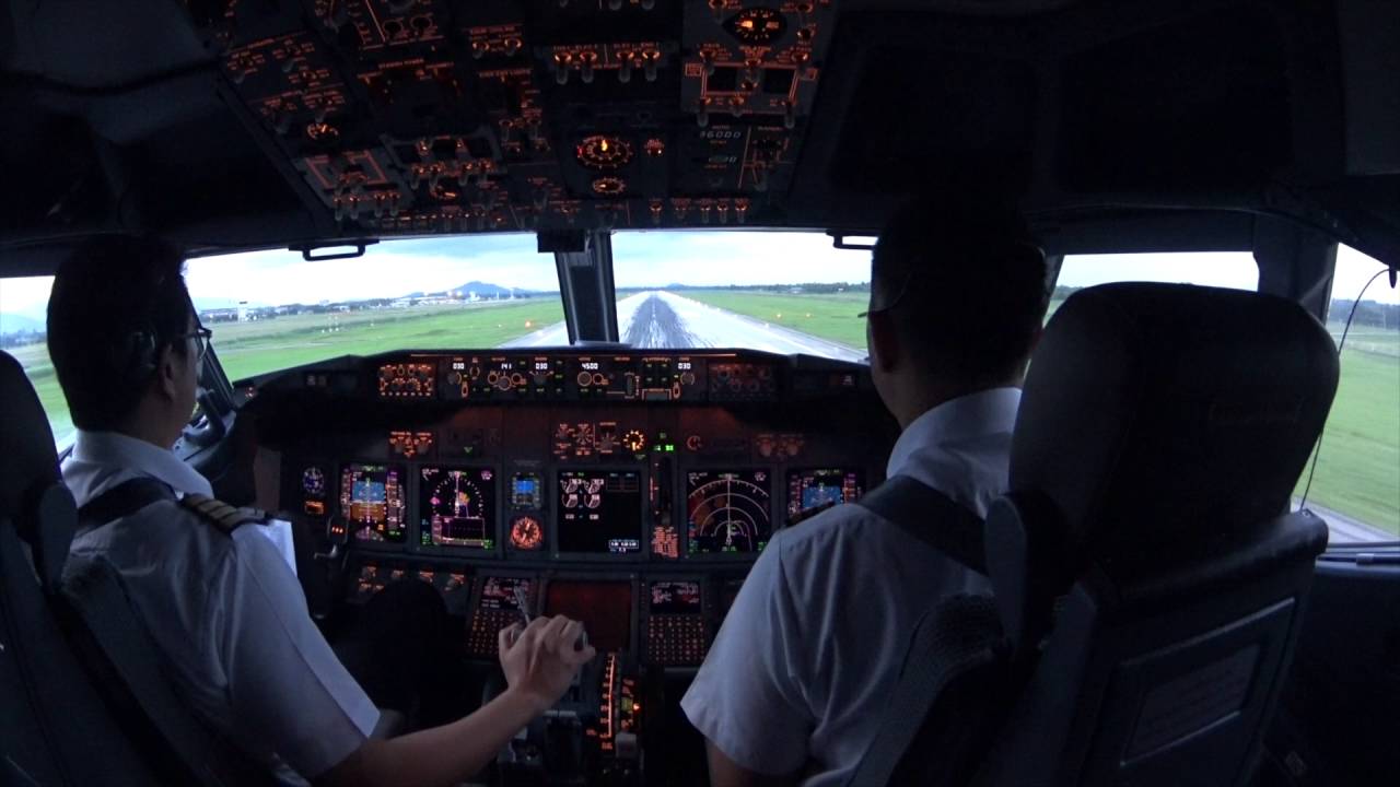 B737 Cockpit View Take off and landing - YouTube