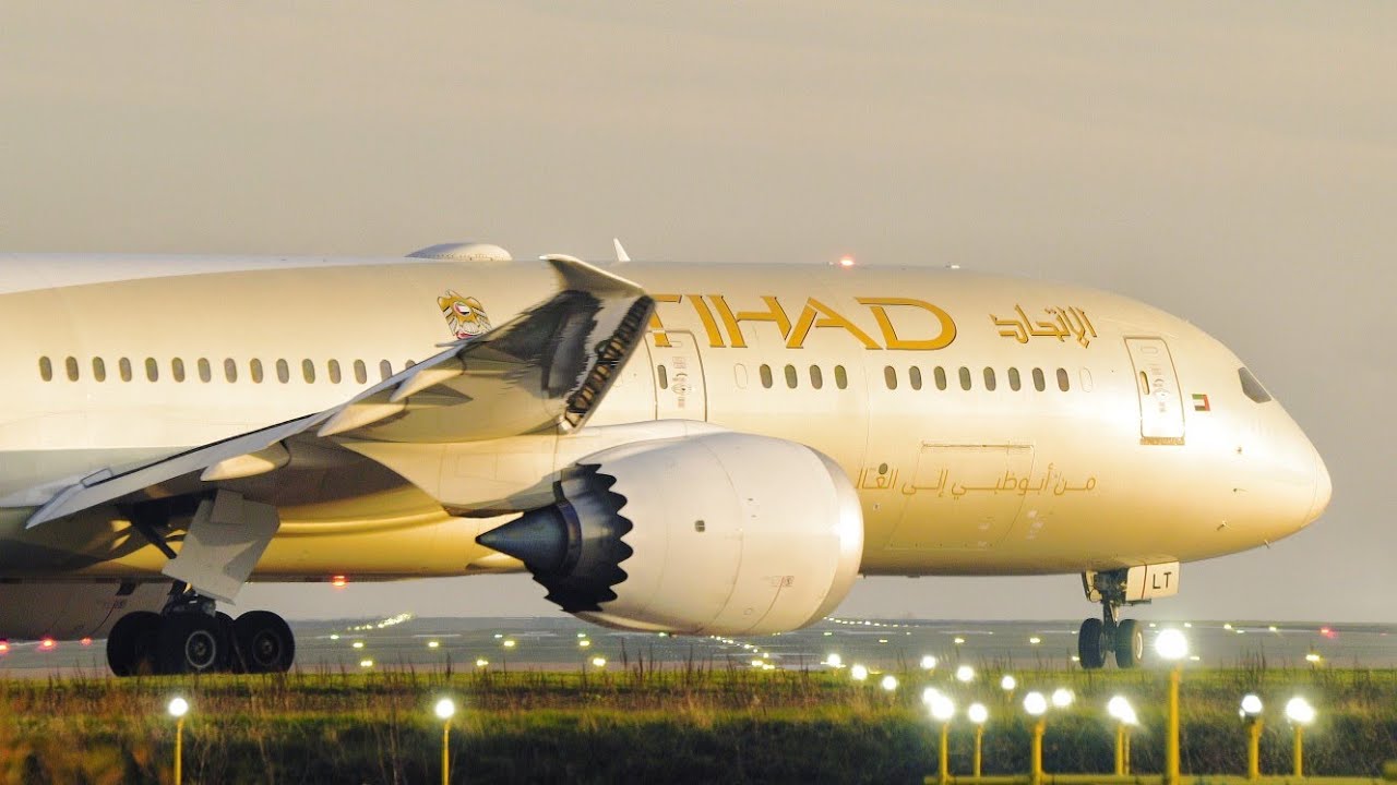 GORGEOUS Etihad Boeing 787-9 Sunrise Take Off from MAN Manchester ...