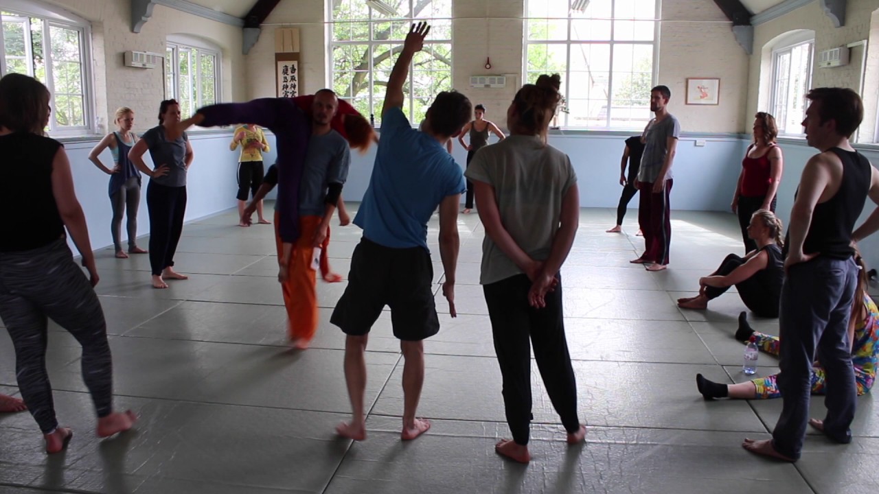 Contact improvisation workshop Sebastian Flegiel & Maga Radlowska - YouTube